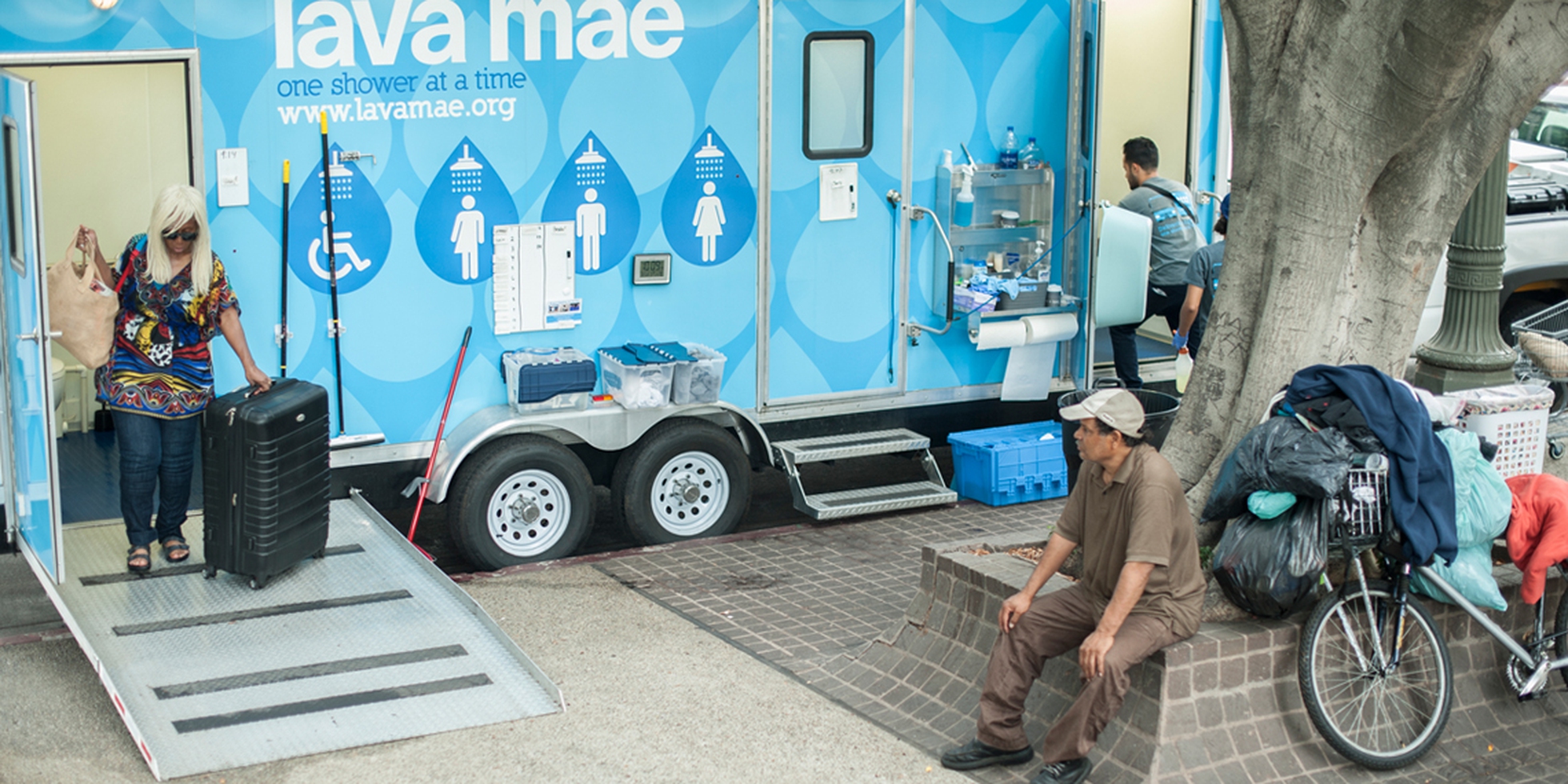 Lava Mae, vecchi autobus diventano docce "on the road" per restituire ...