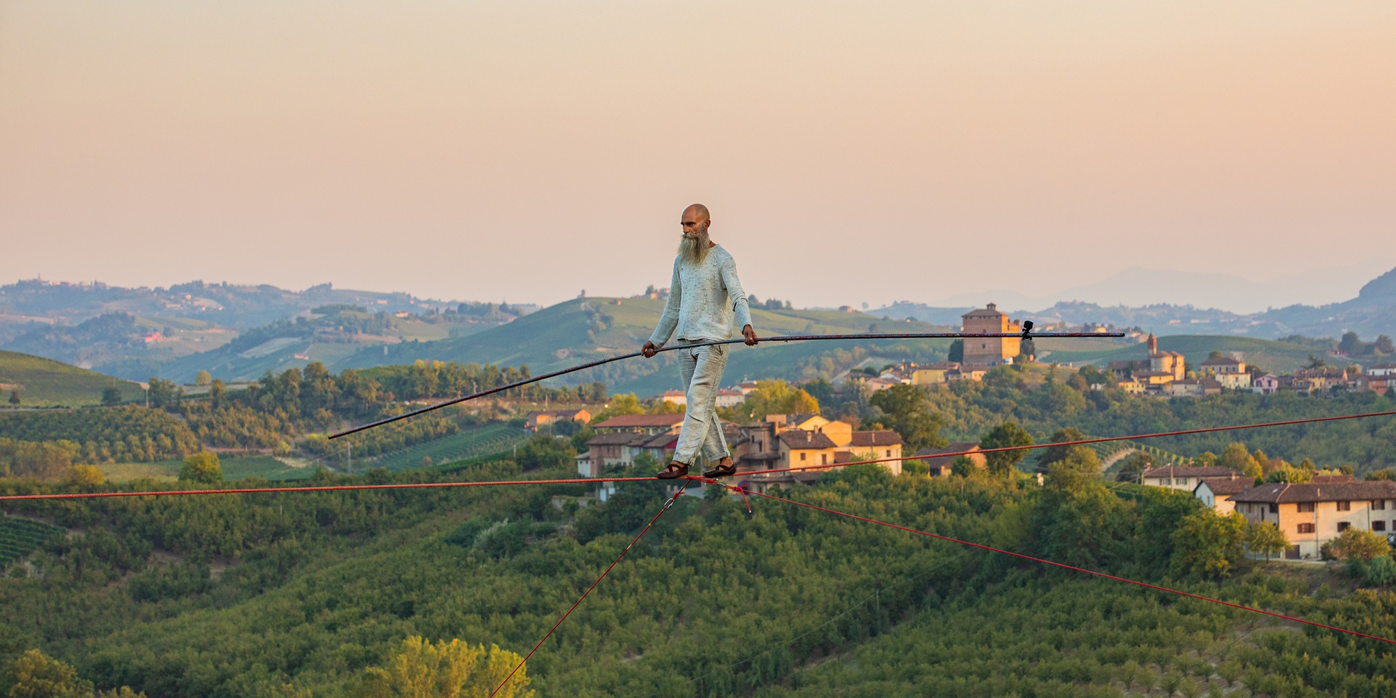 Chi è Andrea Loreni, il funambolo italiano che percorre grandi distanze
