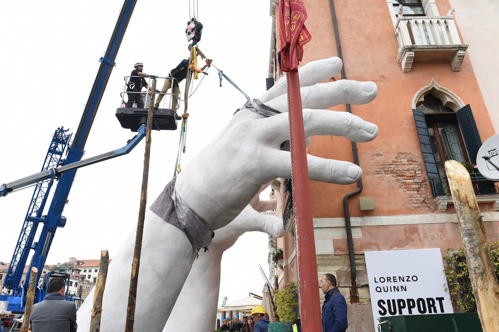 Lorenzo Quinn. Why people are taking notice of giant hands emerging ...