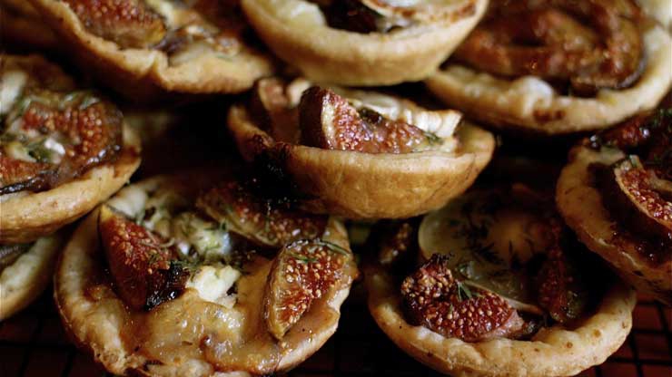Canapés with figs, cheese and red onions - LifeGate