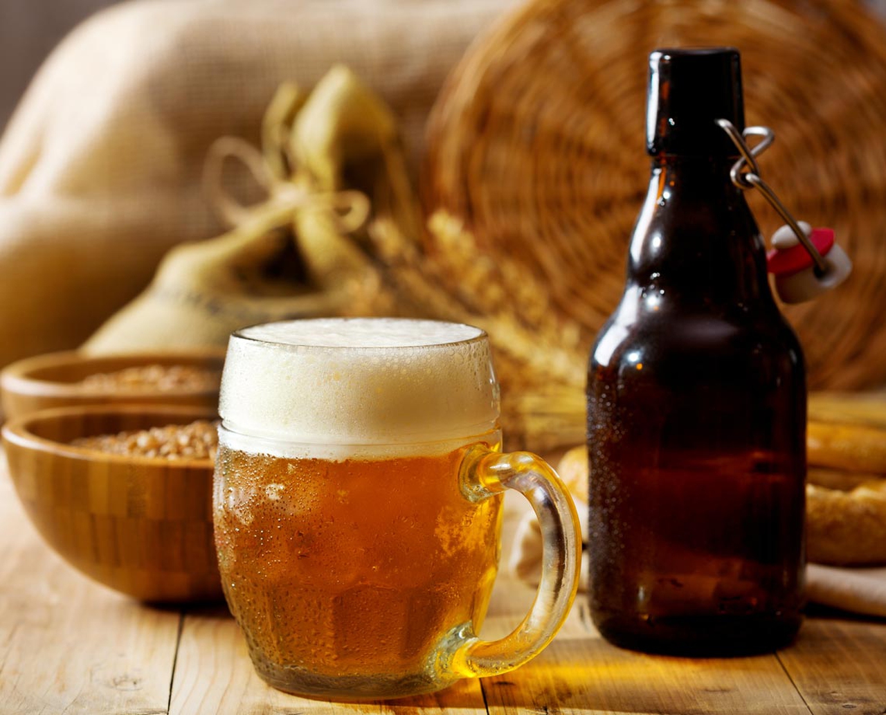 Birra: preparazione, ingredienti e come fare a versarla - Lifegate